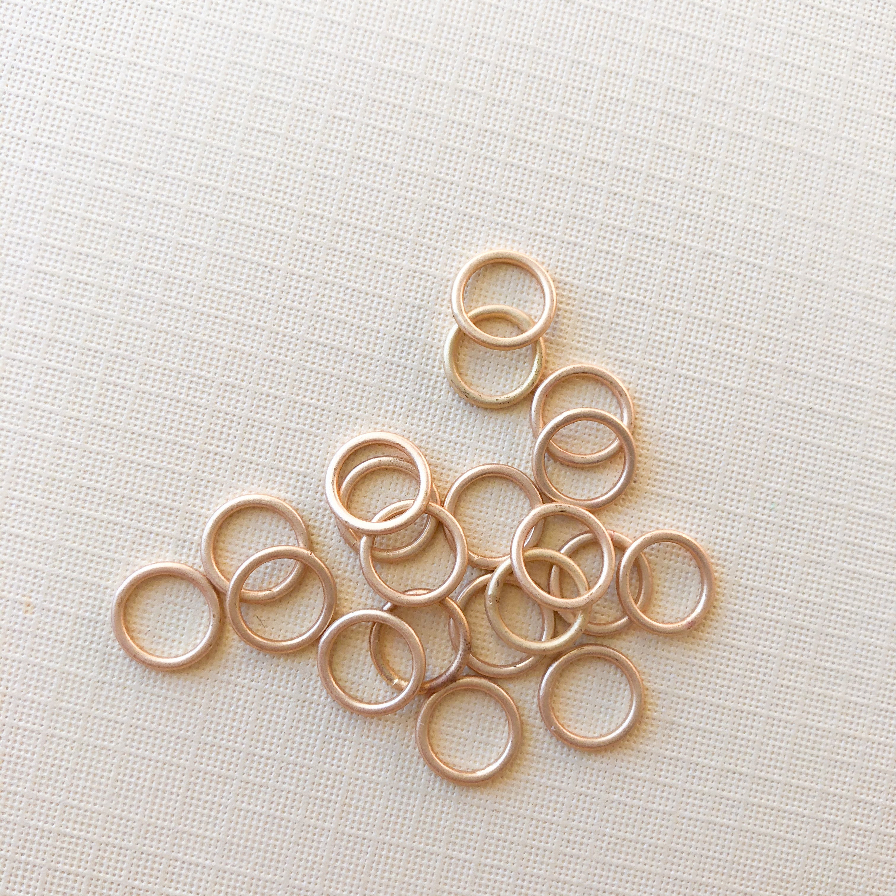 Brushed Gold Soldered Jump Rings - Pack of 20 – Beads, Inc.